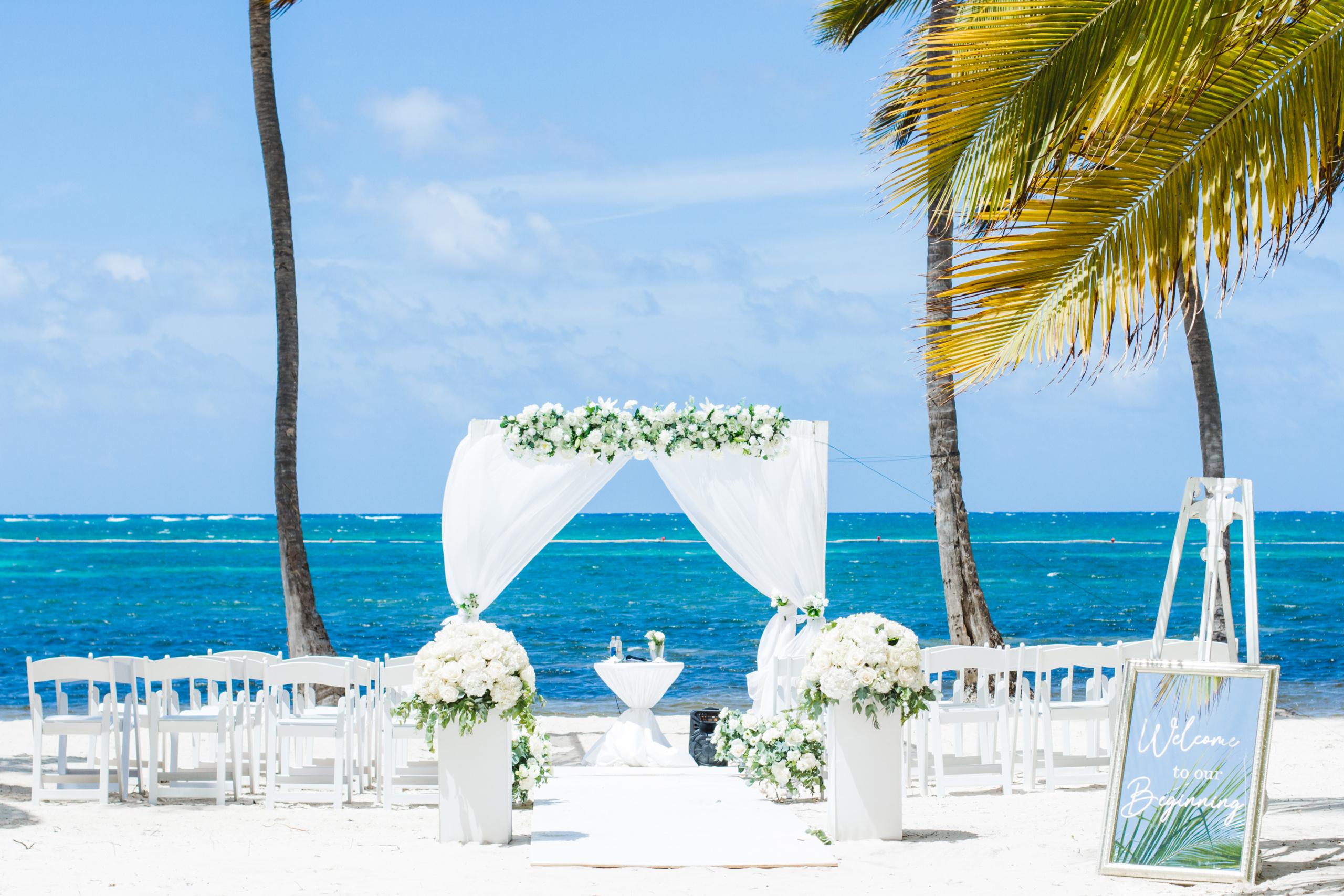 Wedding official ceremony on the private beach of Punta Cana and a ...